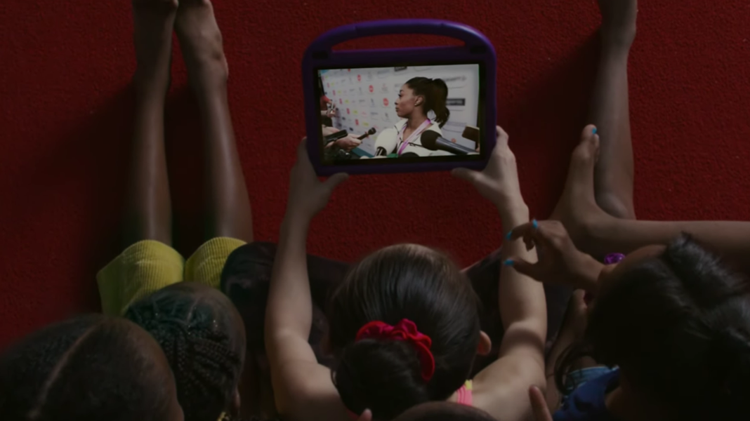 Powerade retrata el trayecto de Simone Biles en su regreso a los Juegos ...
