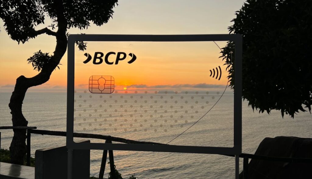 Tarjetas BCP gigantes aparecen en todo Perú enmarcando sunsets